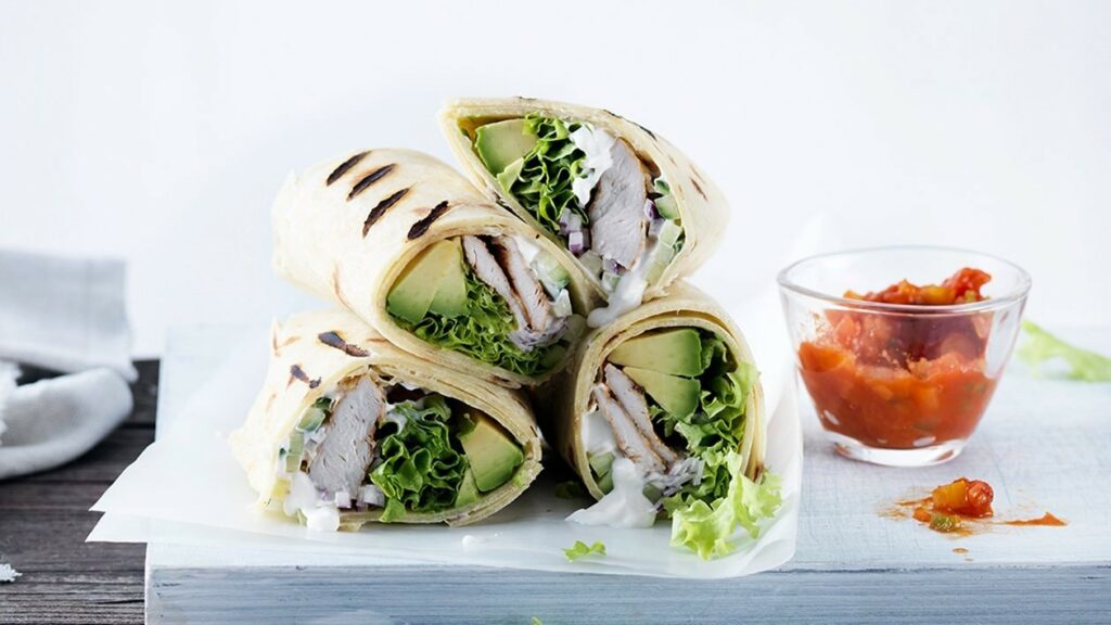 Des wraps au poulet grillé et à l'avocat pour un déjeuner léger et ...
